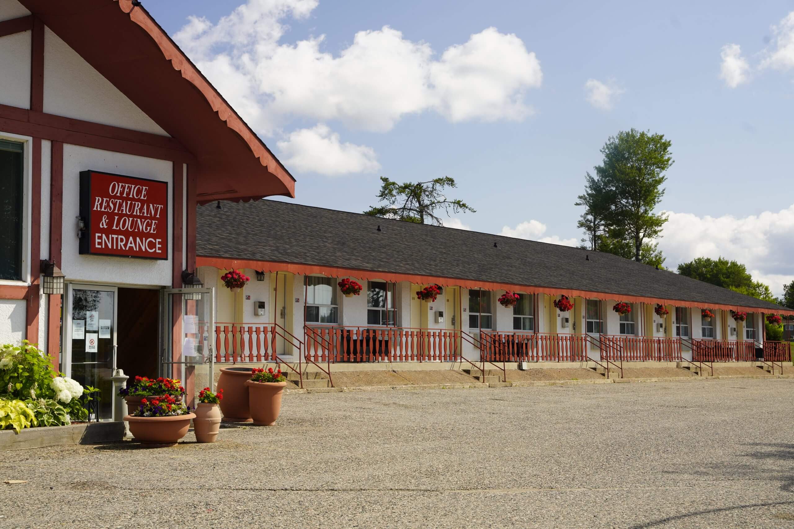 Red Dog Inn - Terrace Bay Tourism